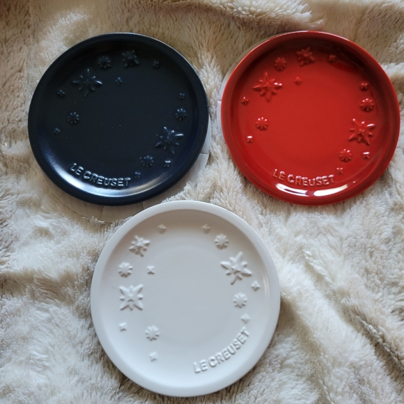 Le Creuset | Kitchen | Nwt Le Creuset Set Of 3 Relief Plates | Poshmark